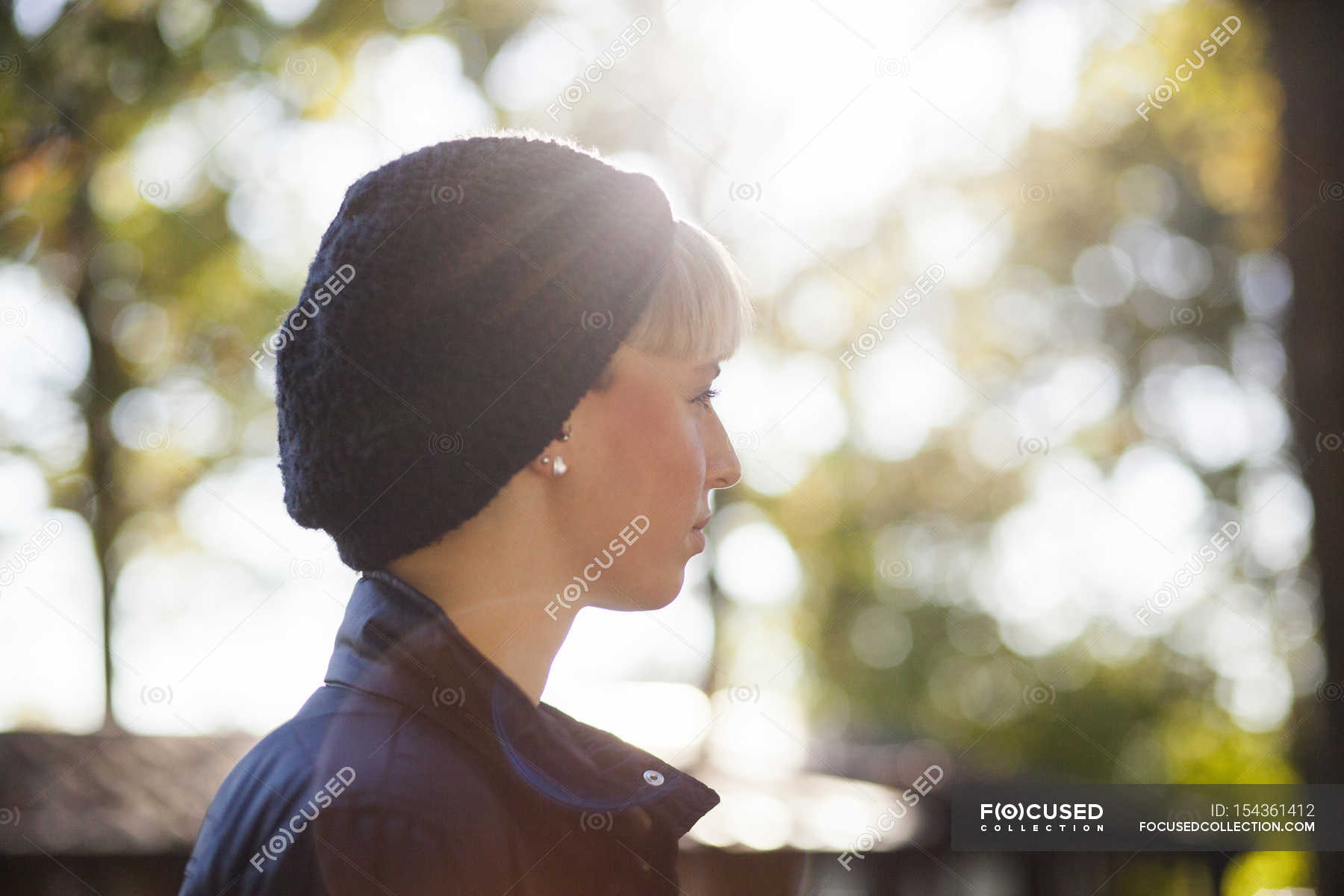 Woman wearing knit hat — lifestyle, 20 24 years - Stock Photo | #154361412