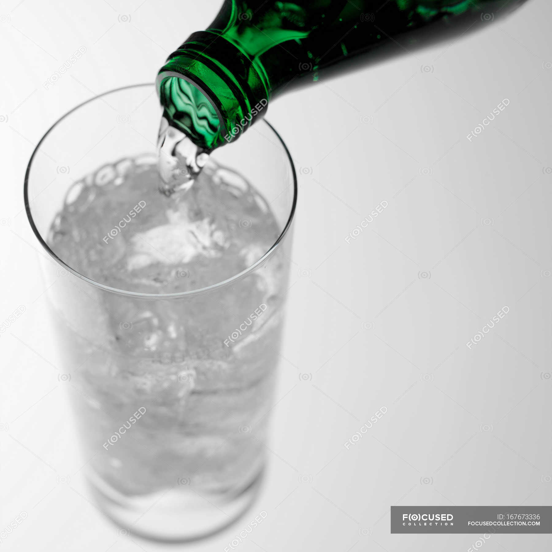 Pouring sparkling water into glass — Enjoyment, close - Stock Photo | #167673336