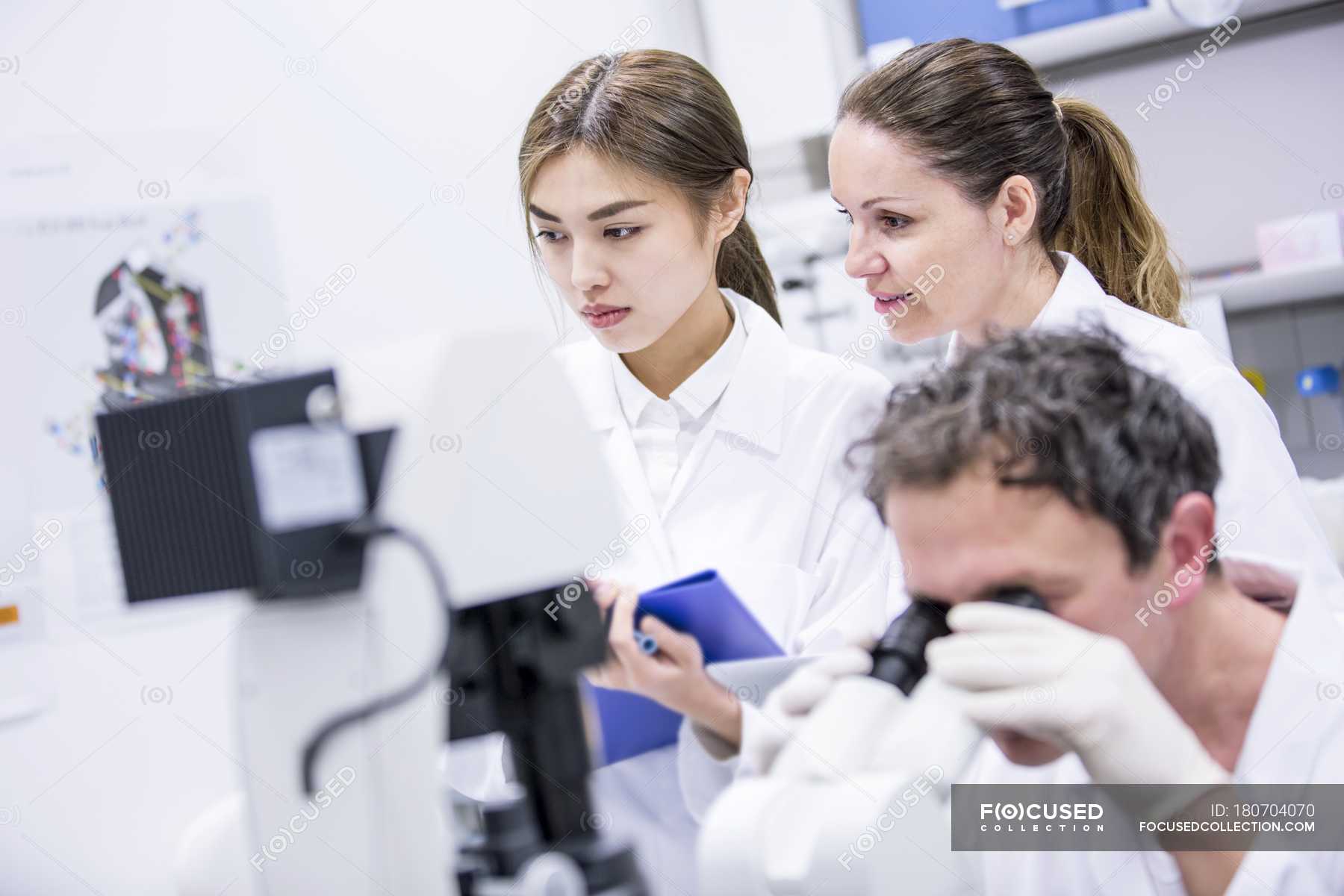 Female and male scientists working in laboratory. — occupation ... Female and male scientists working in laboratory. — occupation ...