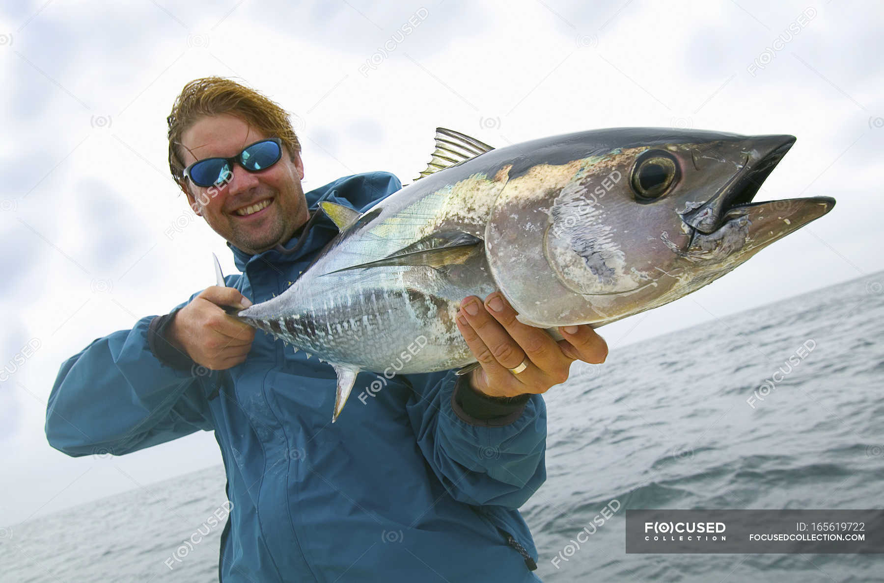 Man holding fresh caught bluefin tuna — background, Mid adult - Stock ...