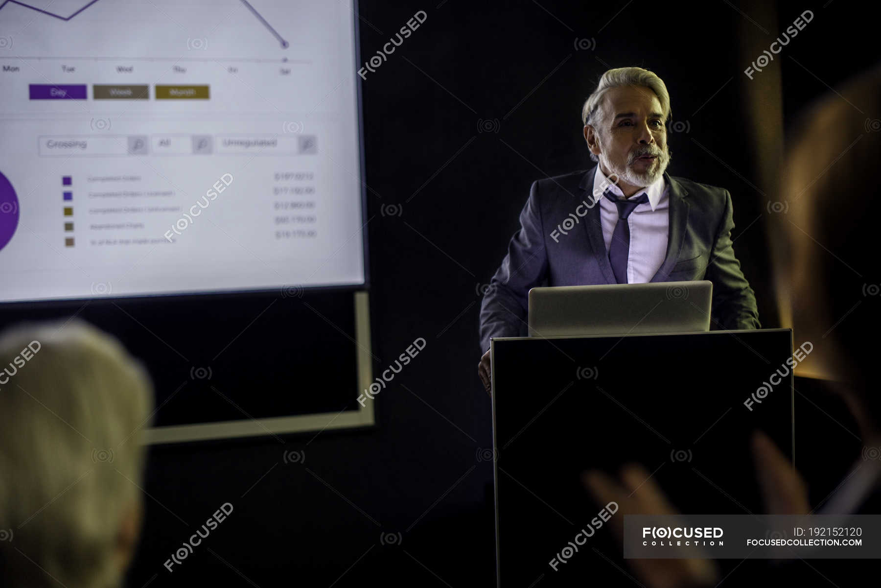 Man giving presentation on projection screen — universitie, selective ...
