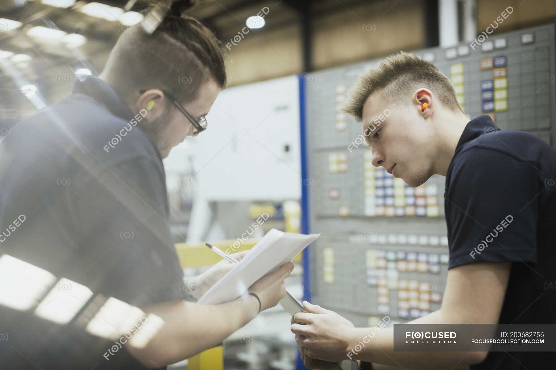 Workers meeting with paperwork in steel factory — teenager, Waist Up ... Workers meeting with paperwork in steel factory — teenager, Waist Up ...