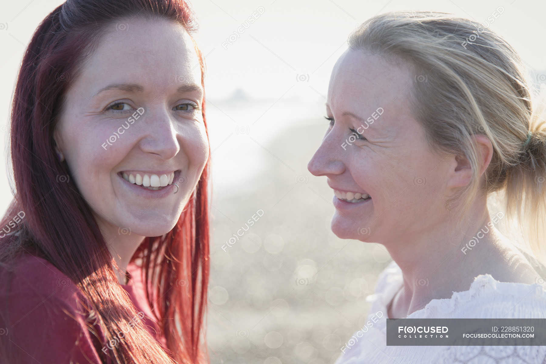 Portrait Smiling Lesbian Couple — Looking At Camera Millennial Stock