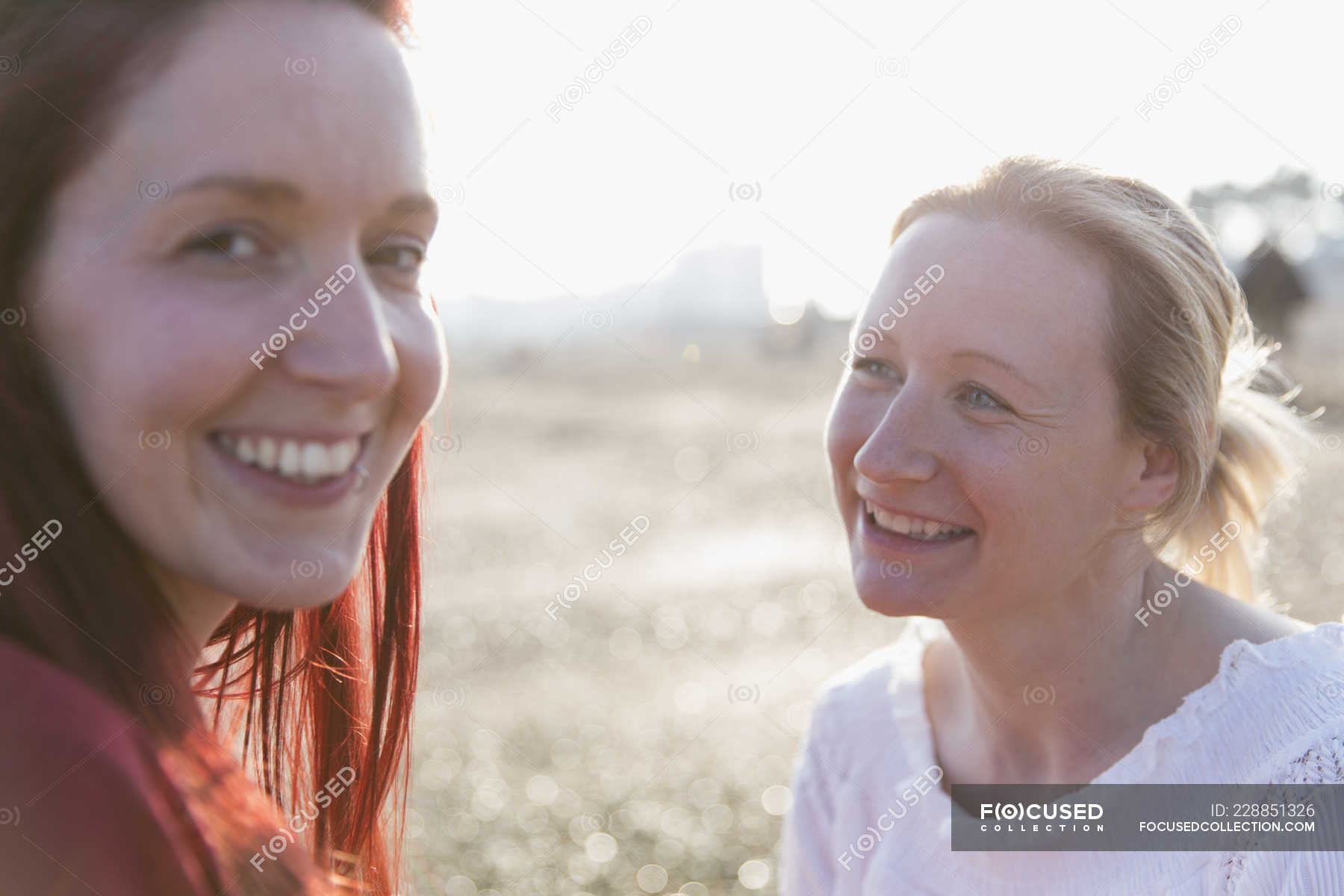 Portrait Smiling Lesbian Couple — Looking At Camera Posing Stock