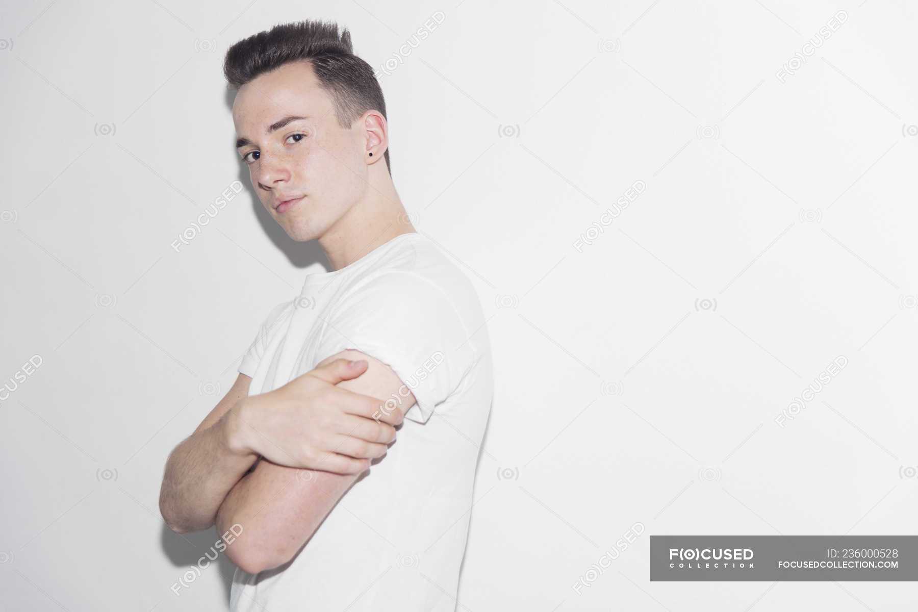 Portrait confident teenage boy with arms crossed — Youth Culture ... Portrait confident teenage boy with arms crossed — Youth Culture ...