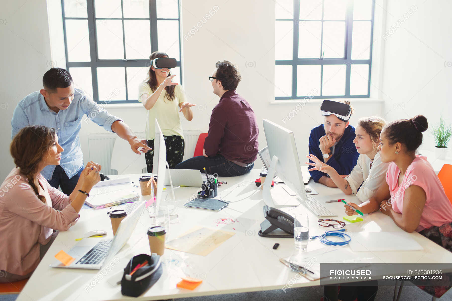 Programadores informáticos programando gafas simulador de realidad ...