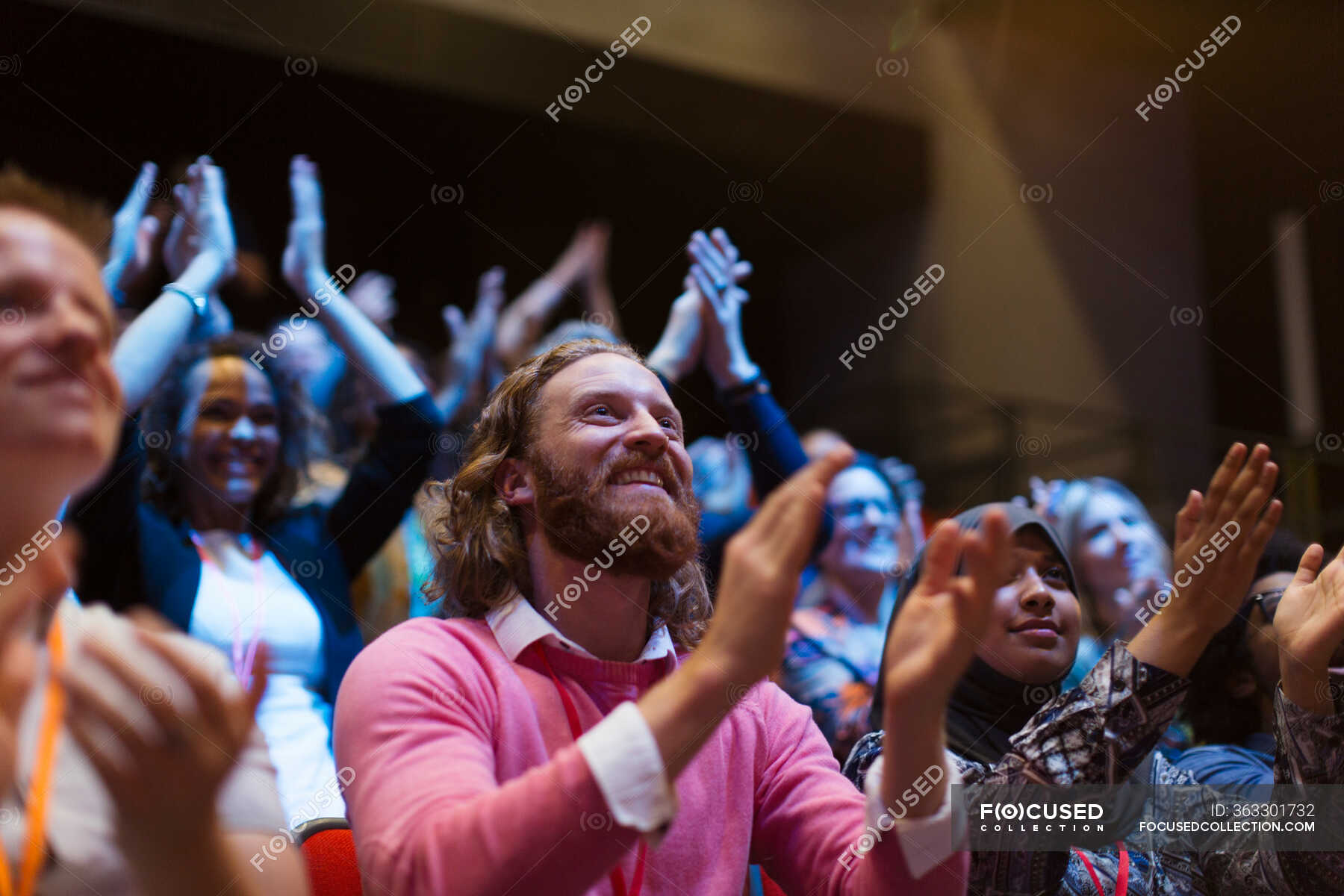 Smiling, enthusiastic man clapping in audience — businessman, learning ... Smiling, enthusiastic man clapping in audience — businessman, learning ...