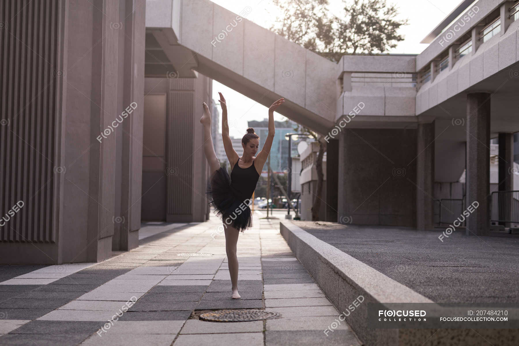 Beautiful Woman Performing Ballet In The City — Ballet Shoe Outdoors