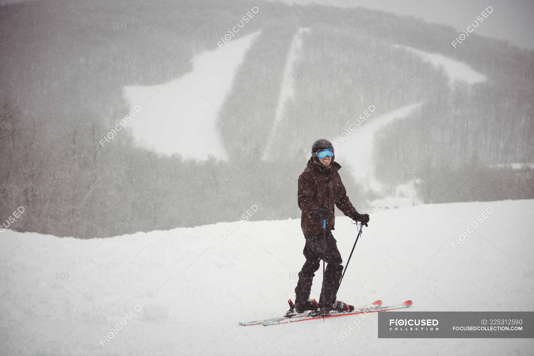 Man skiing on the mountain — 30s, snowing - Stock Photo | #225312590