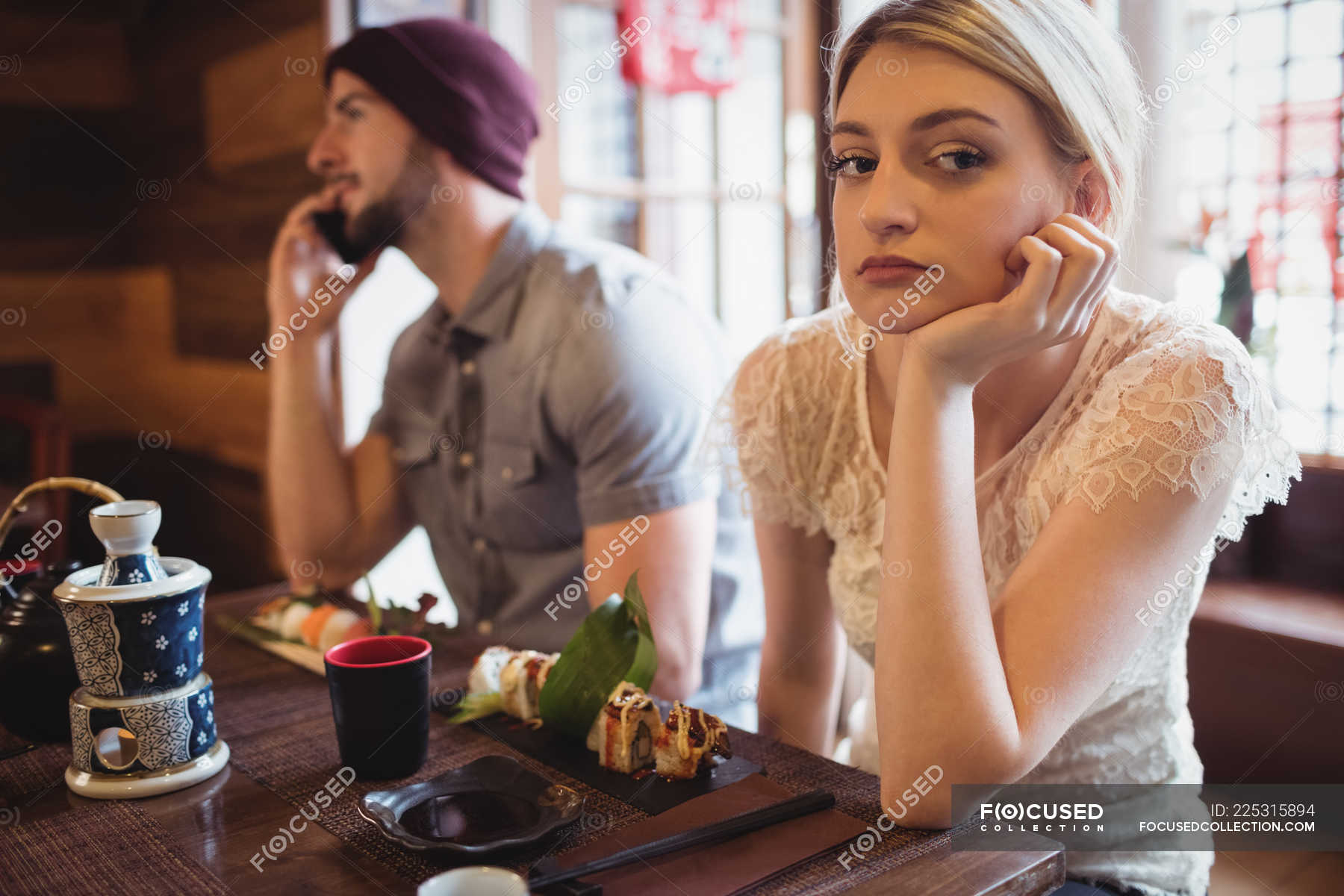 Man ignoring woman while talking on phone in restaurant — smartphone ... Man ignoring woman while talking on phone in restaurant — smartphone ...