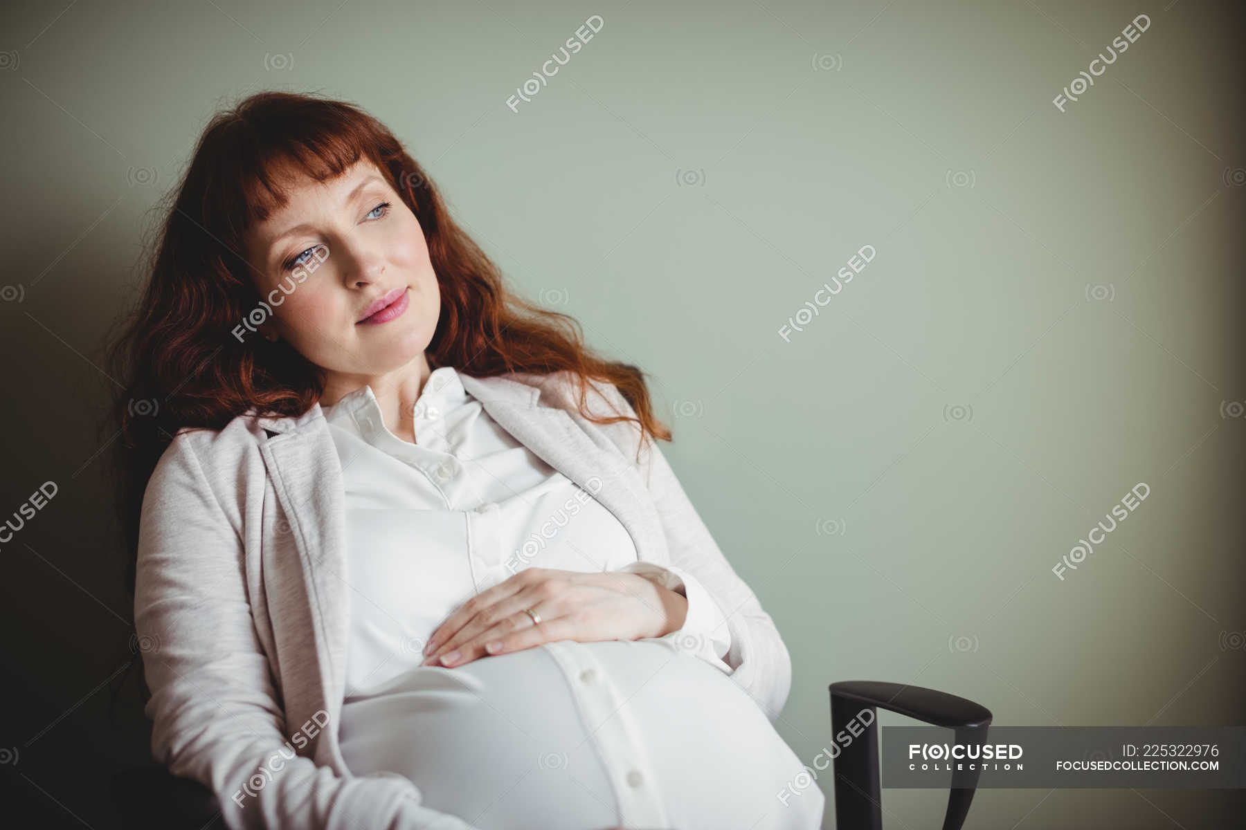 Pregnant businesswoman holding belly in office — beautiful, relaxed ... Pregnant businesswoman holding belly in office — beautiful, relaxed ...
