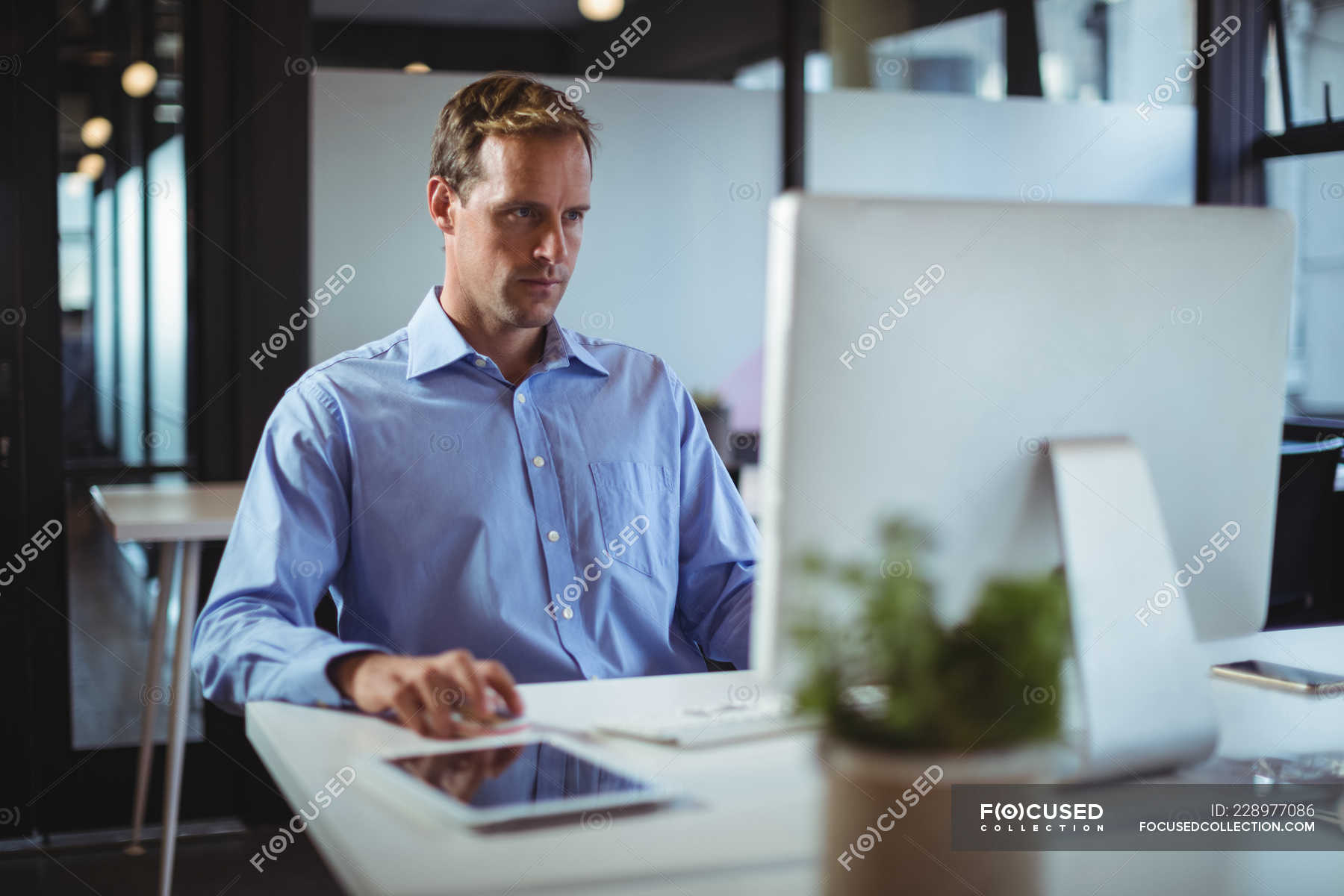Businessman using desktop pc in office — formalwear, people - Stock ...