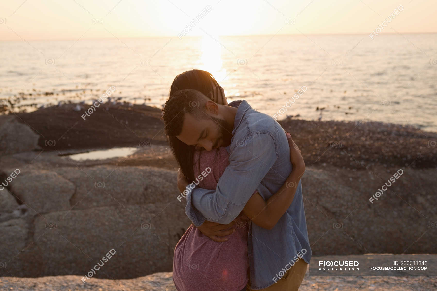 Romantic Couple Hugging Each Other Near Sea Side — Love Sunny Stock