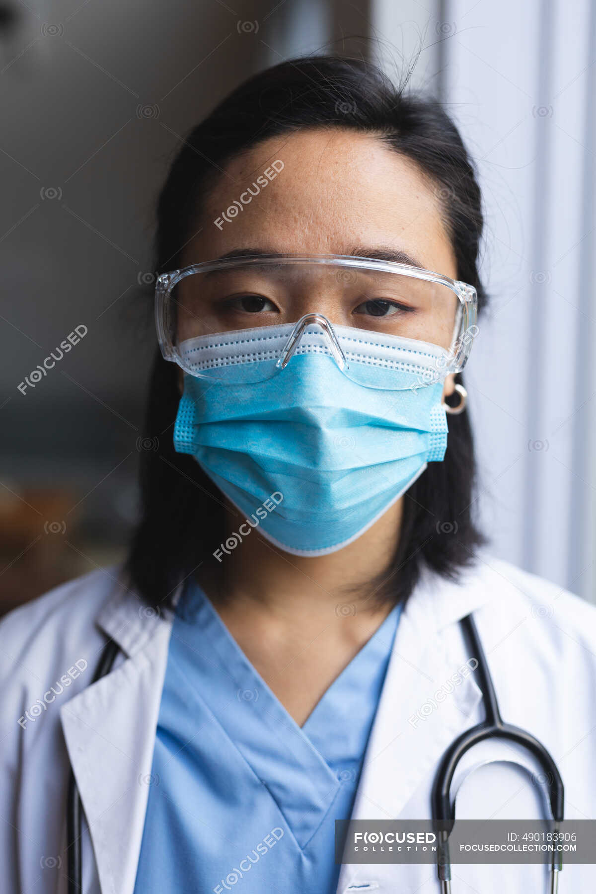 Porträt Einer Asiatischen Ärztin Mit Gesichtsmaske Zu Hause