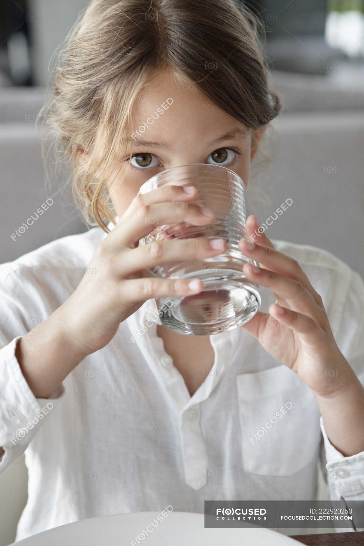 Portr t Eines Kleinen M dchens Das Wasser In Der K che Trinkt portr-t-eines-kleinen-m-dchens-das-wasser-in-der-k-che-trinkt