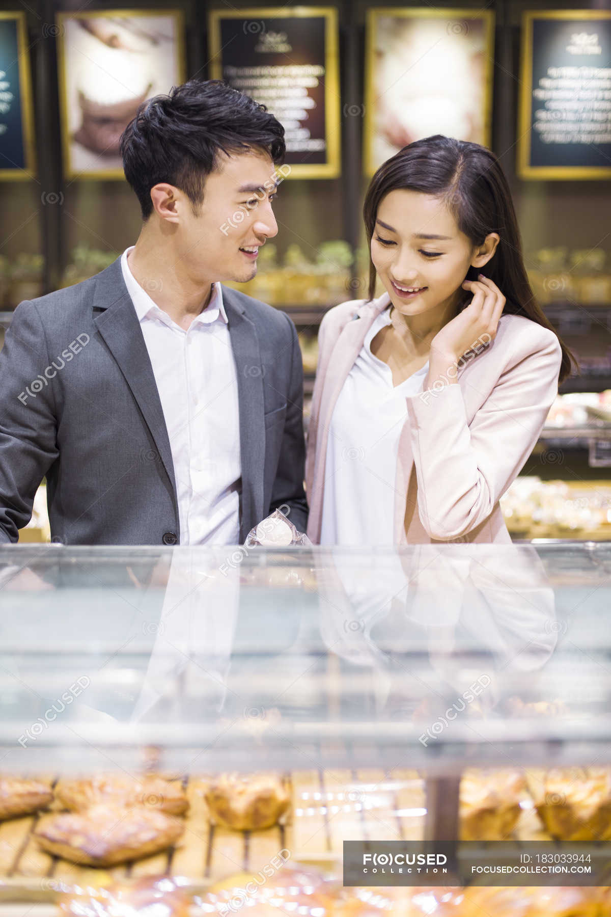 Chinese Couple Choosing Pastry In Bakery — Leisure Adults Stock