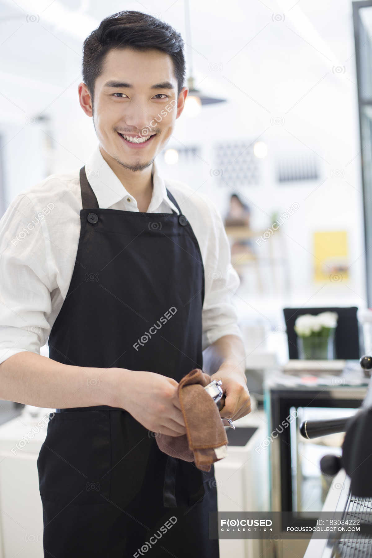 Chinese barista wiping appliance in coffee shop — asian ethnicity ... Chinese barista wiping appliance in coffee shop — asian ethnicity ...