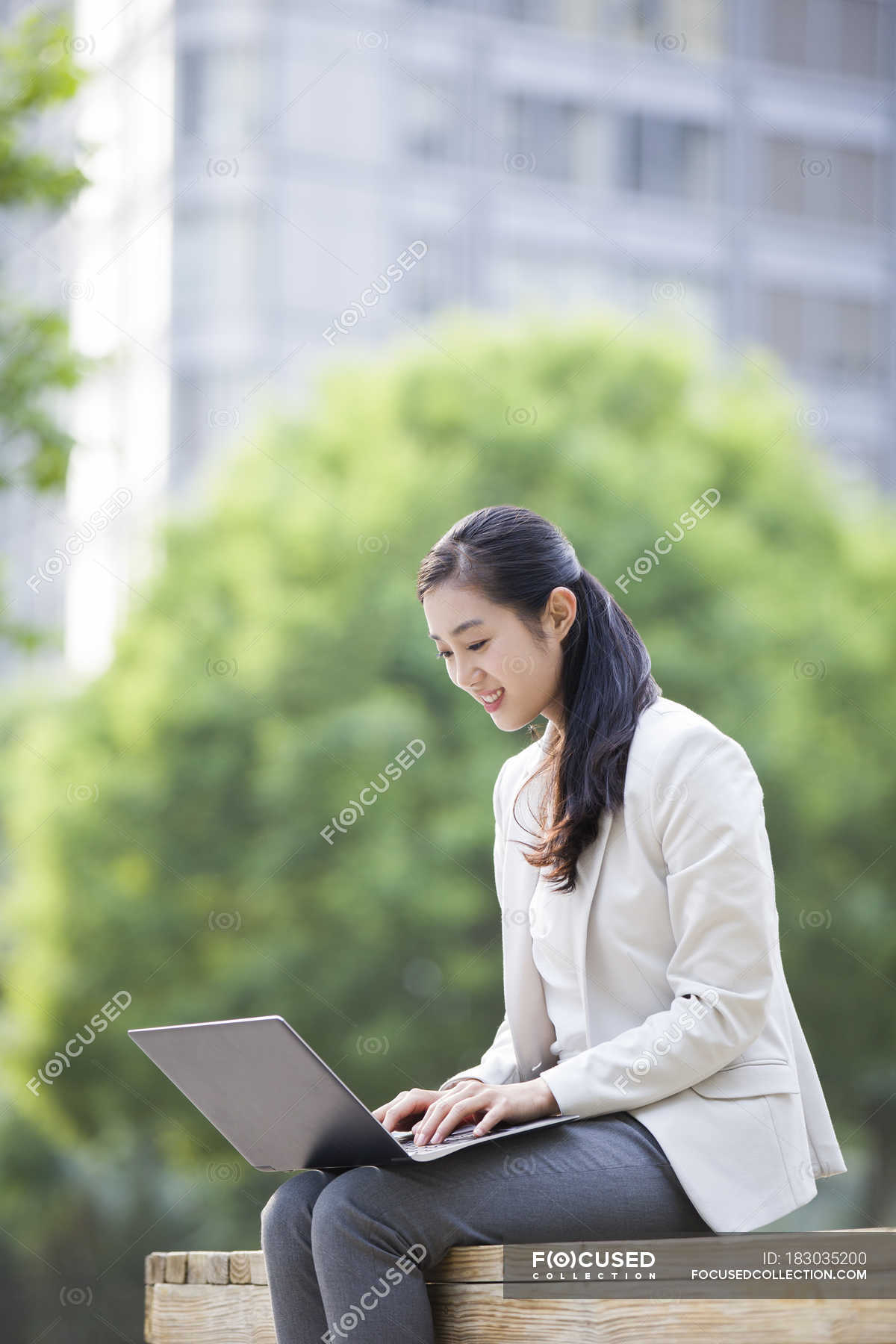 Chinese businesswoman working with laptop on street — coffee, White ... Chinese businesswoman working with laptop on street — coffee, White ...