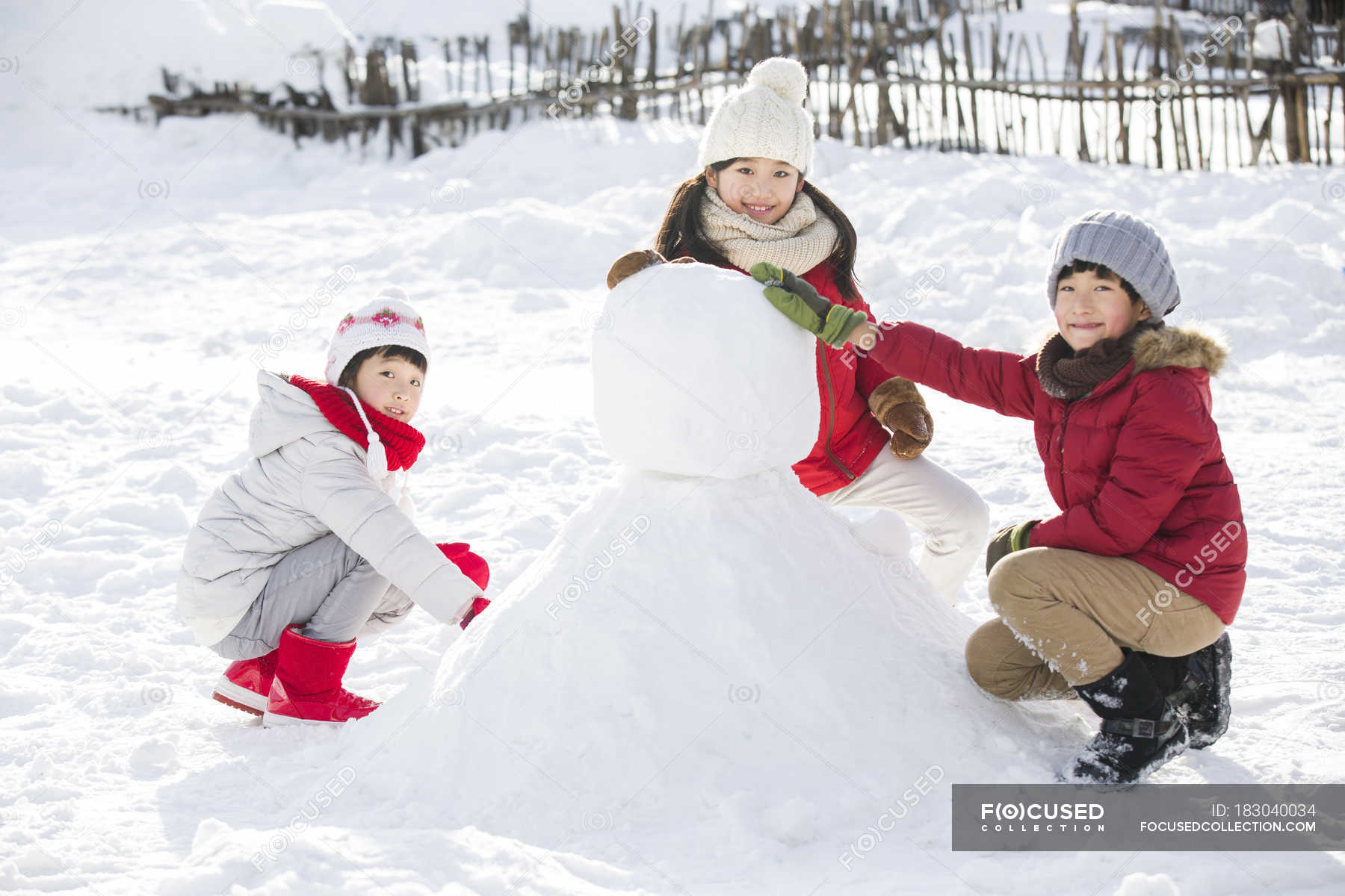Chinese children making snowman outdoors — bonding, asian ethnicity ...