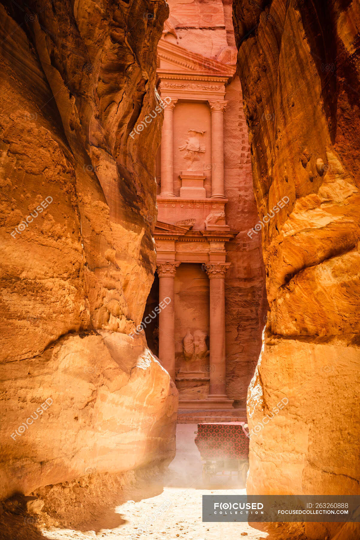Al Khazneh building carved into cliff face, Petra, Jordan, Jordan — vertical, outdoor - Stock ...