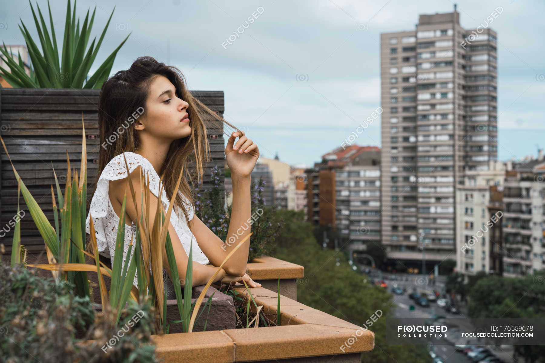 Sensual Woman Posing On Balcony With Buildings Facades On Background — Caress Pleasure Stock