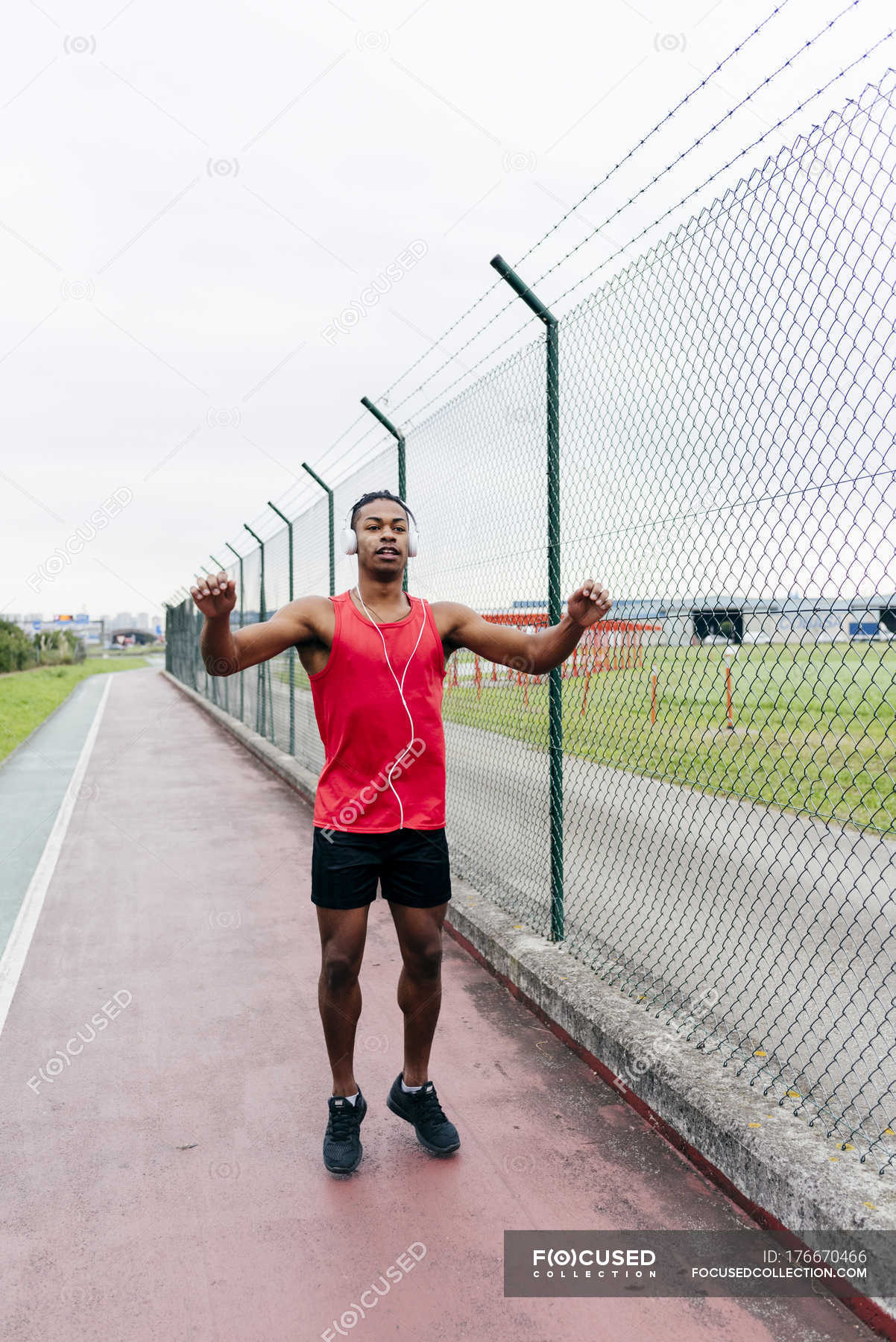 Sportsman listening music and warming up body before workout — street ... Sportsman listening music and warming up body before workout — street ...