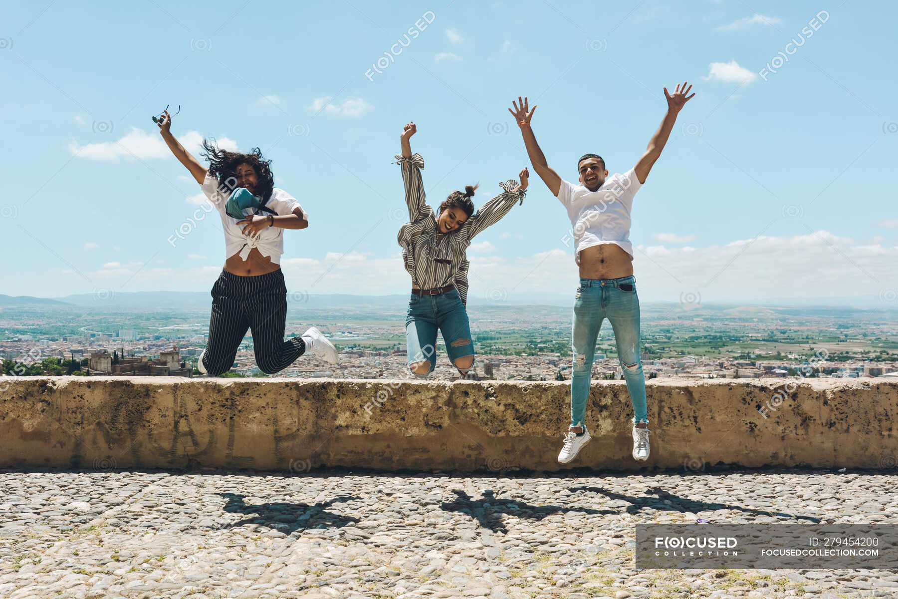 Grupo de amigos haciendo turismo en España y contemplando las vistas ...