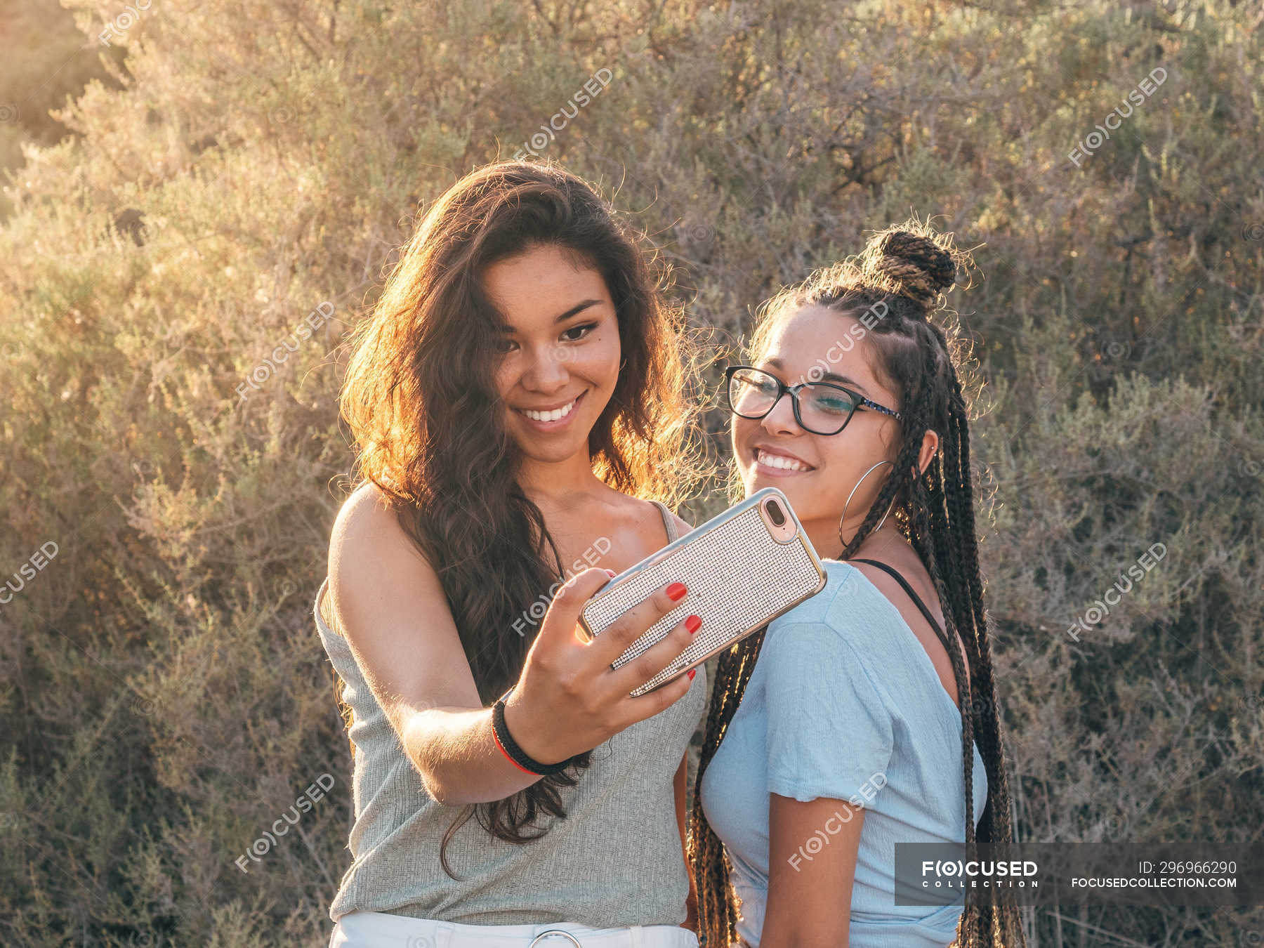 Smiling trendy young women taking selfie at countryside — couple ... Smiling trendy young women taking selfie at countryside — couple ...