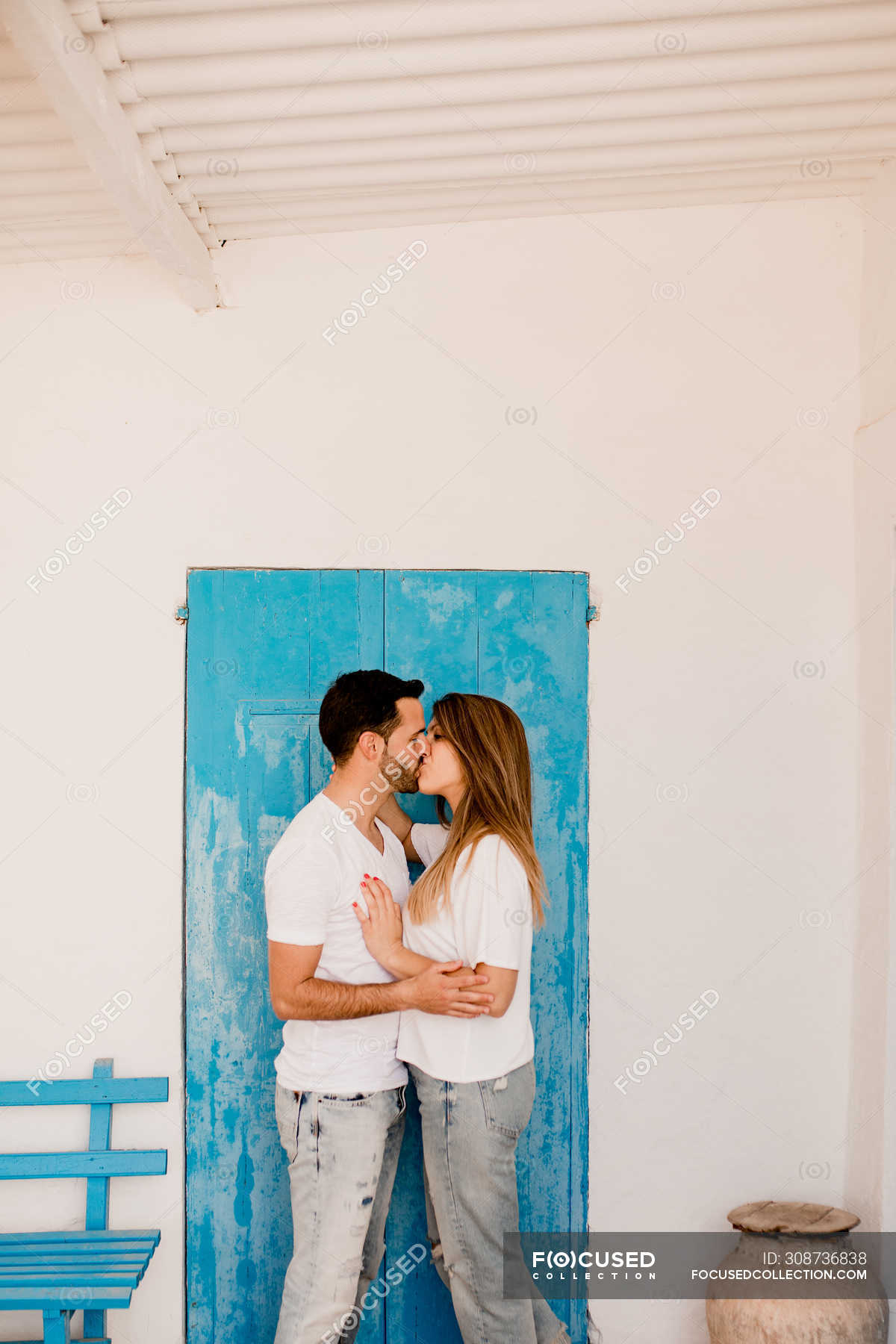 Loving Couple Cuddling Near Beach House — Attractive Relax Stock