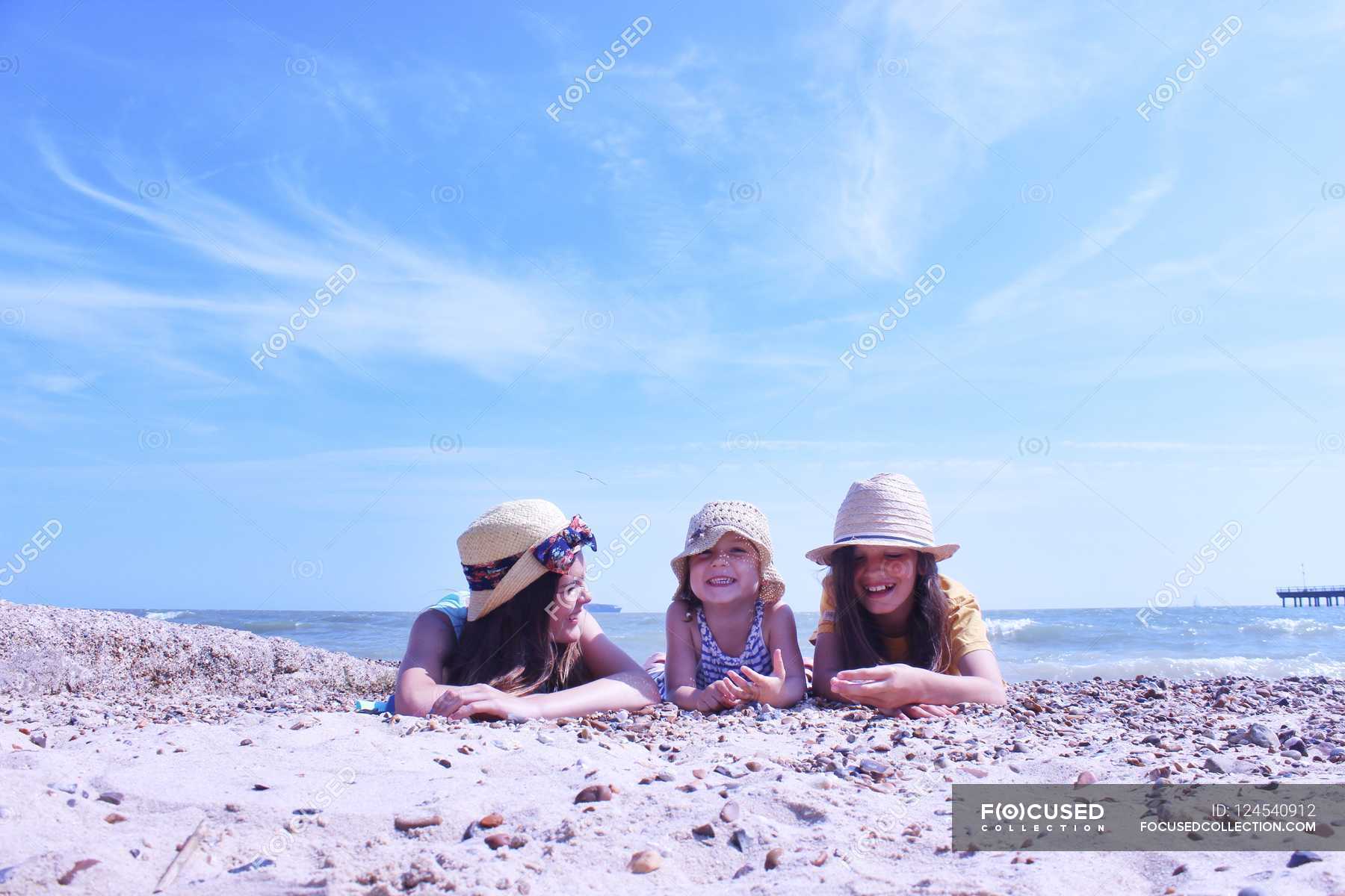 Trois Filles Allongées Sur La Plage — Tête Et épaules Franche Stock